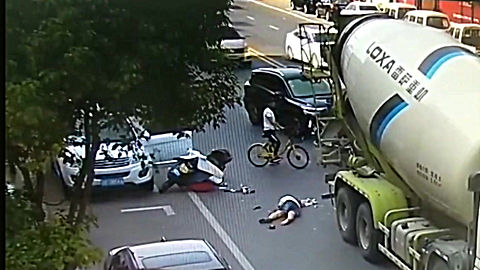 开车门撞到电动车的后果不堪设想。