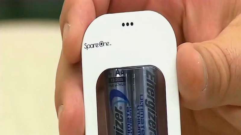 国外有人发明了一种待机时间超长的手机,是一款急救手机