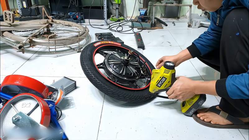 国庆在家自制的电动三轮车,怎么漂都不会摔!