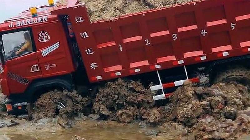 玩具车:大货车轮胎陷泥坑里了 最后翻车?网友:这车多少钱?