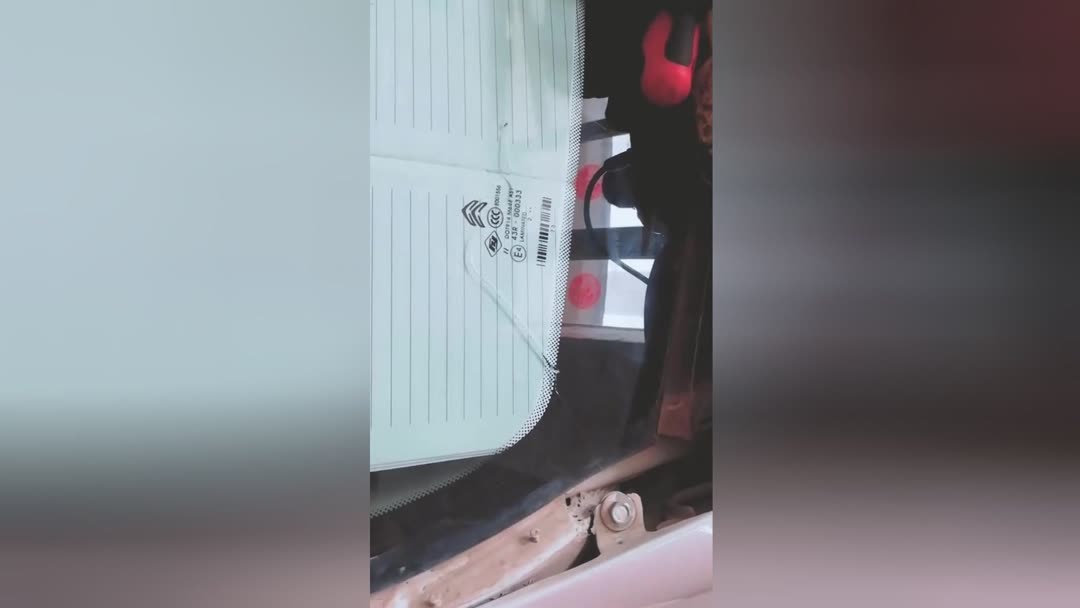 汽车玻璃裂缝修复,效果大家可以看看评价一下。