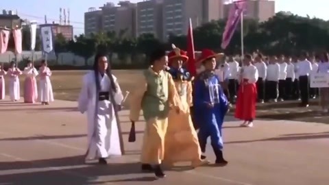 云南一高校冬运会开幕 学生上演"金庸群侠"