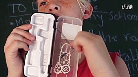 你说!这文具盒上画的是什么鬼