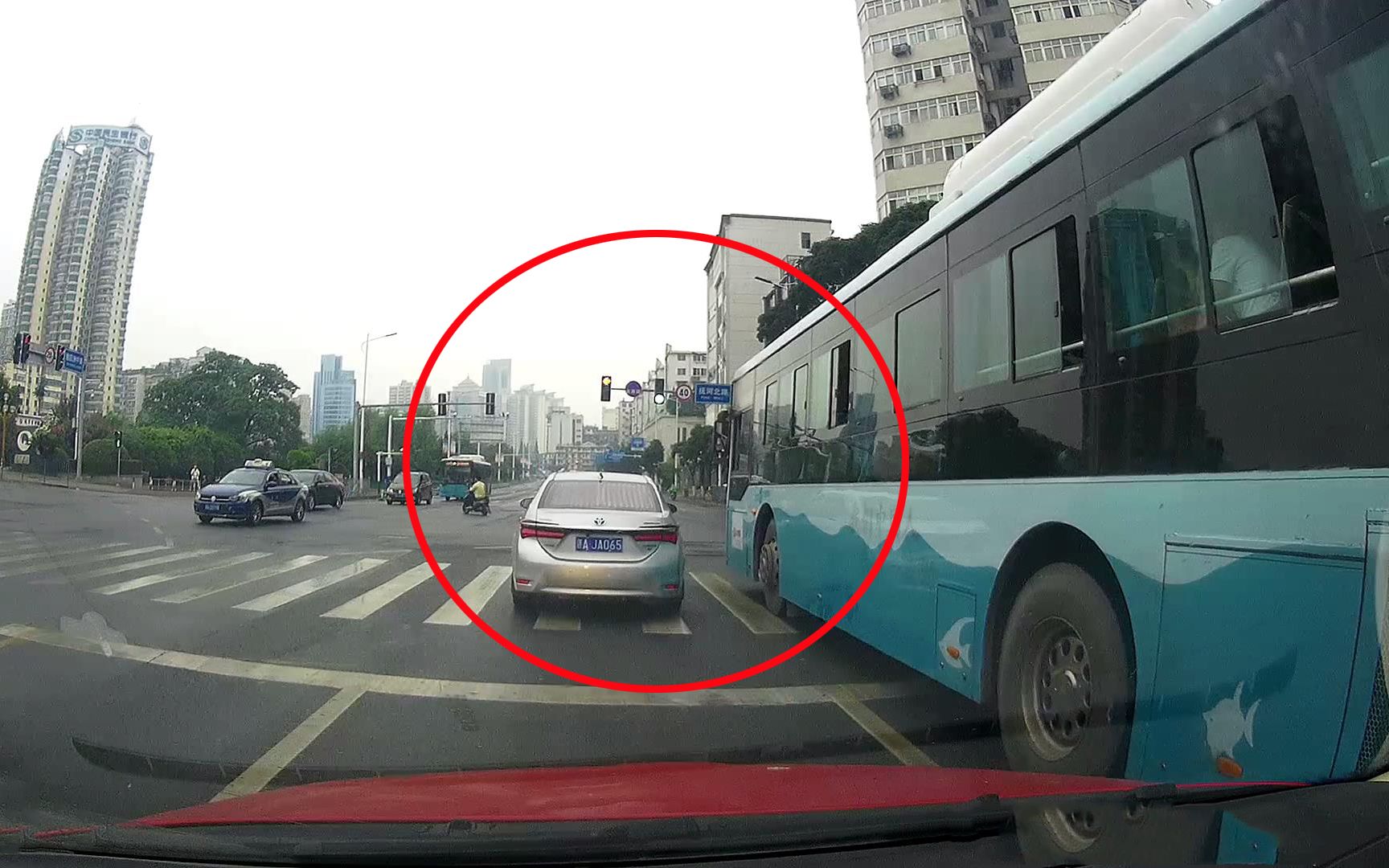 十字路口等红灯时的隐患,新手学会不吃亏