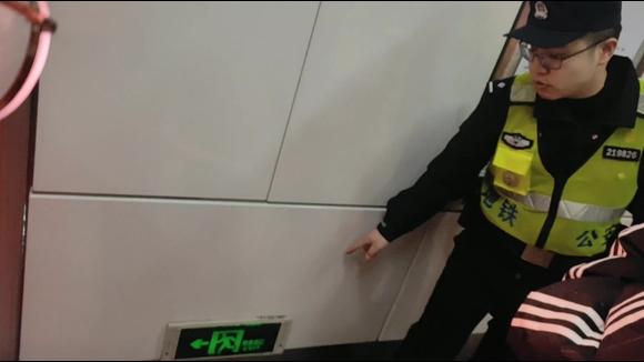 南京地铁民警:现场培训地铁商户正确使用消防器材,和逃生演练!