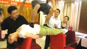 催眠师展示戒毒催眠 女记者变成人体钢板