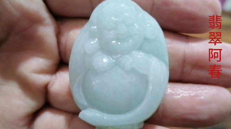 小伙子用一块翡翠原石,做了一件弥勒佛,起货很漂亮的
