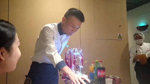 连服务员都这么优秀,你还有什么理由不努力#海底捞火#抖音小助手