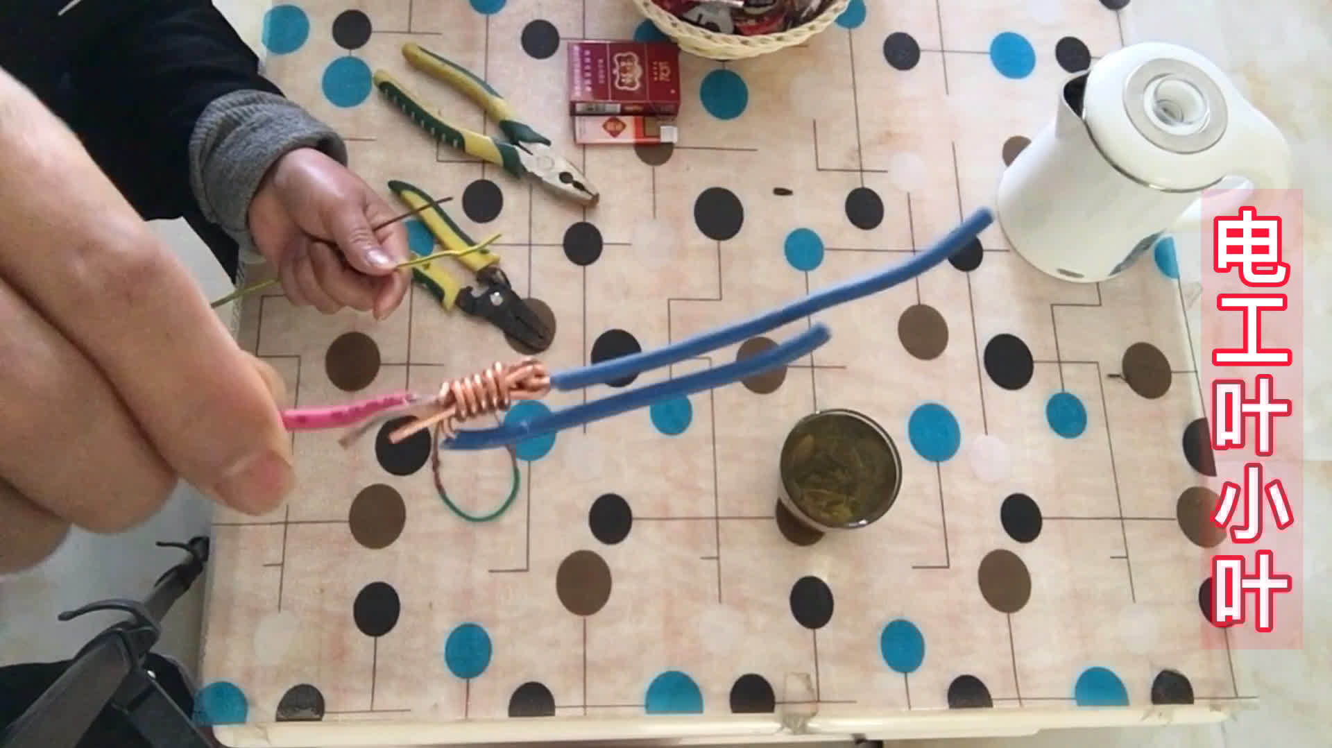 电工师傅把每种硬铜对接方法演示出来,用这个方法缠绕可以用50年