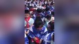 山西一小学学生操场集体痛哭 校长:感恩教育活动.