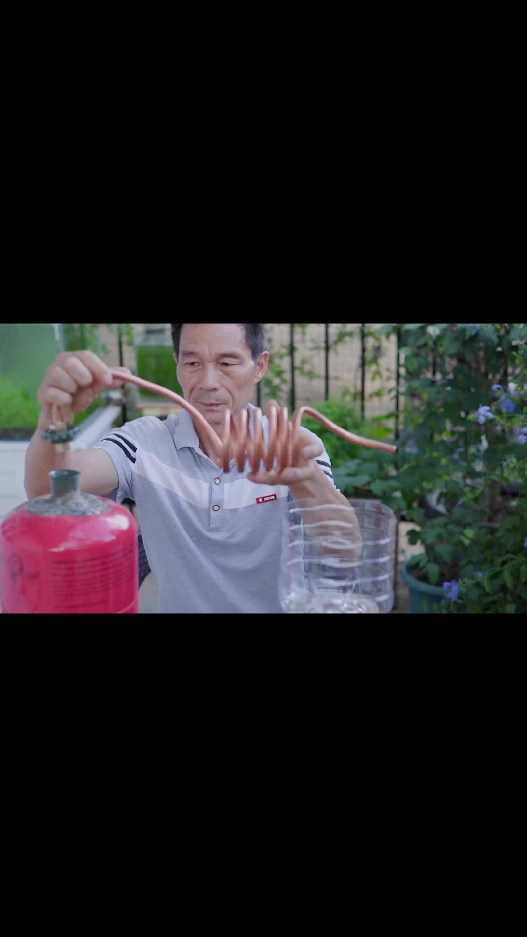 用废旧铁桶造个"蒸馏器"!点火没多久铜管里就喷出蒸馏水(下)