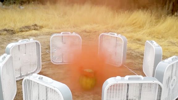 8台风扇可以模拟出“龙卷风”吗?老外亲自做了个实验