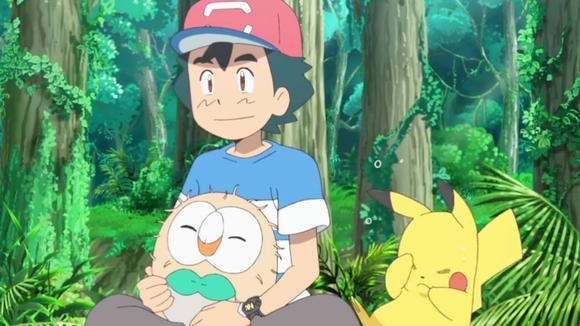 小智在森林里遇到一位带着投羽枭的训练家哈乌,木木枭睡得很香甜