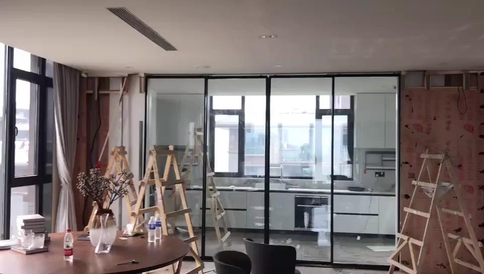 开放式厨房,磁悬浮联动智能门调试中。