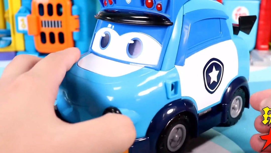 一起玩玩具--百变校巴警长歌德变形场景系列玩具