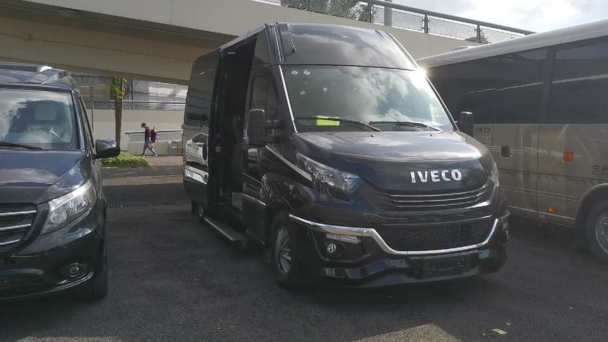 9座依维柯进口商务车蓝牌就可以驾驶的黑色埃尔法座椅版