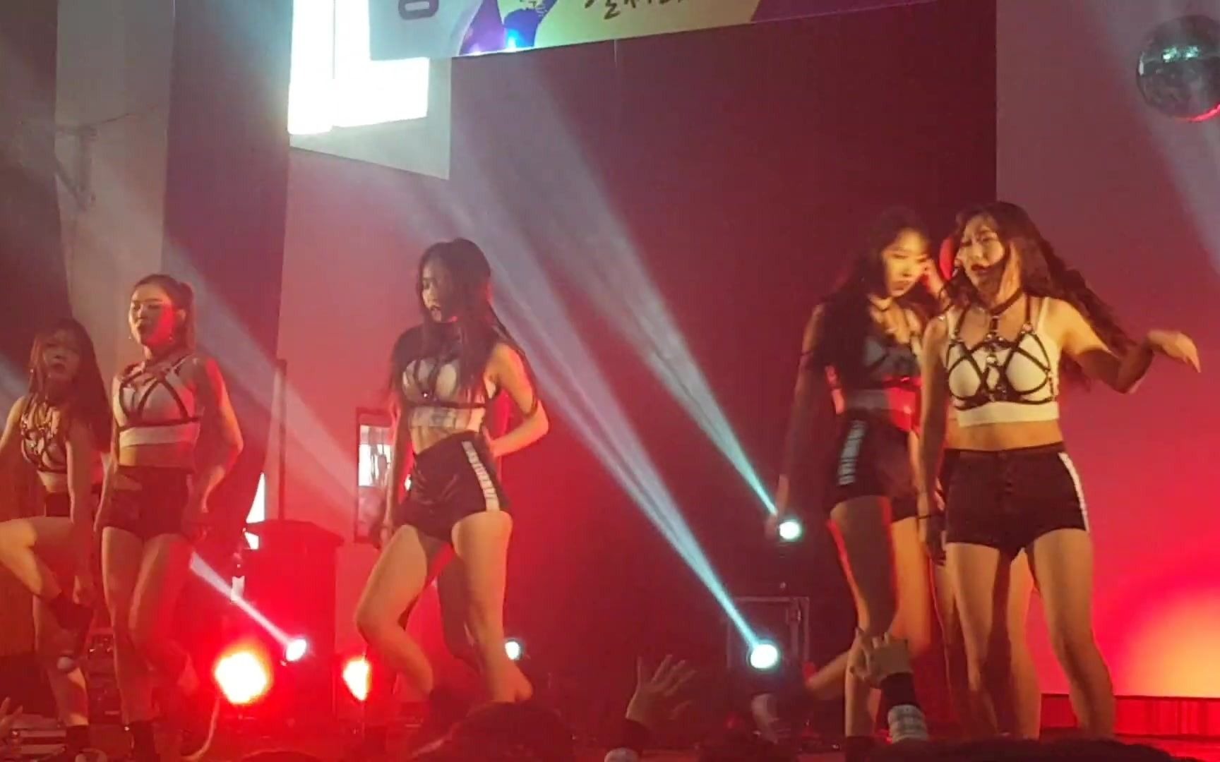 校园迎新舞蹈晚会现场,场下已经沸腾