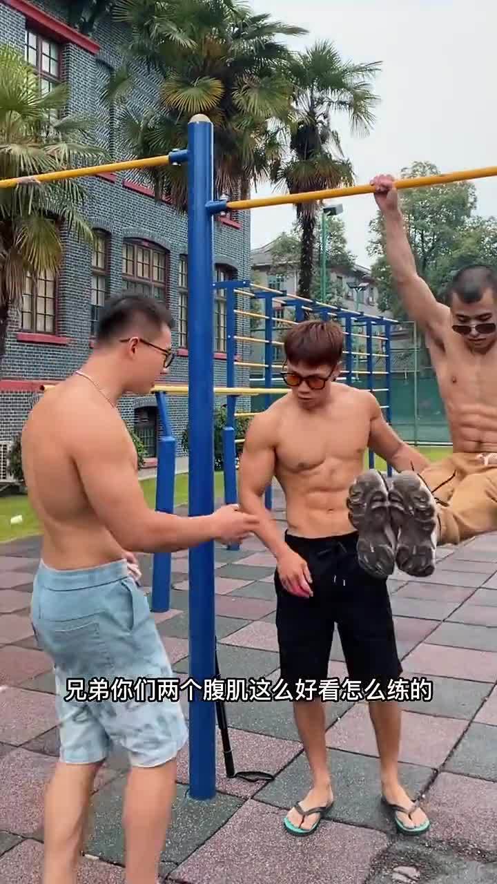 单杠卷腹手抓不住,腹肌练就没有感觉,一个动作让你轻松拿捏握力器...