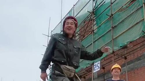 后面学跳的是工地主管,虽然他在工地上是个小领导,但是舞蹈跳的很差劲