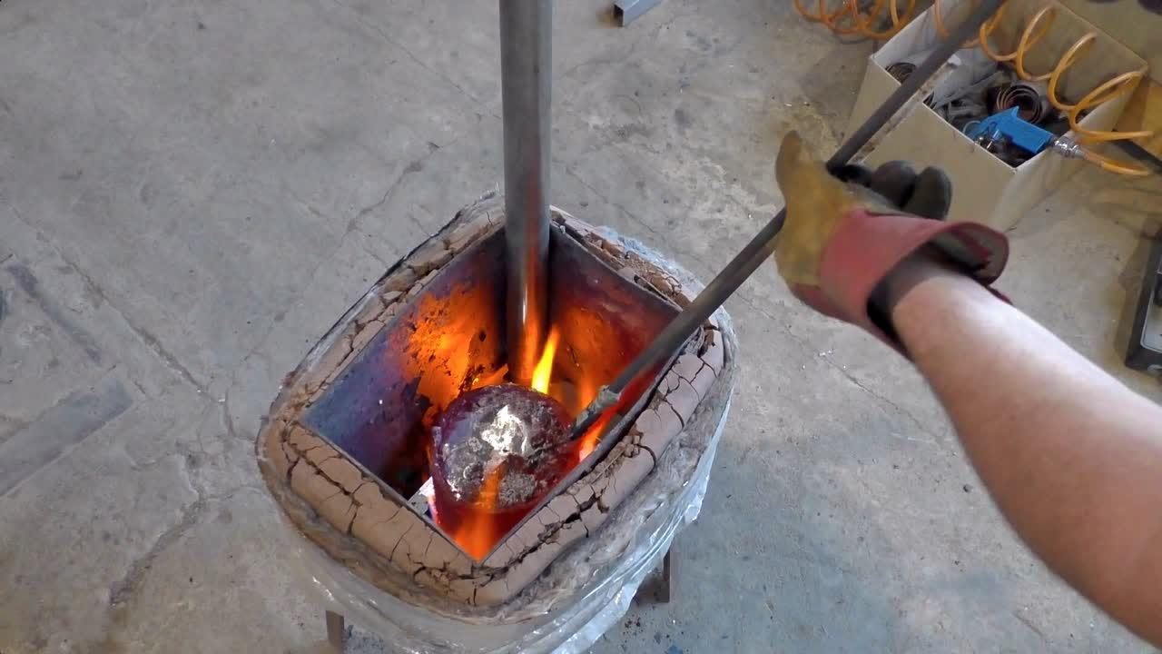 用钢管做模具,熔化的铝水倒进去铸造,脱模可费劲了