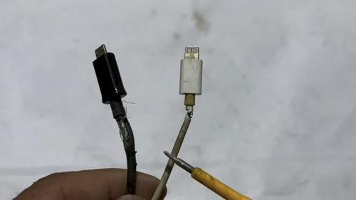 手机充电头根部破皮断裂先别扔,教你个好办法,修好比新的还好用