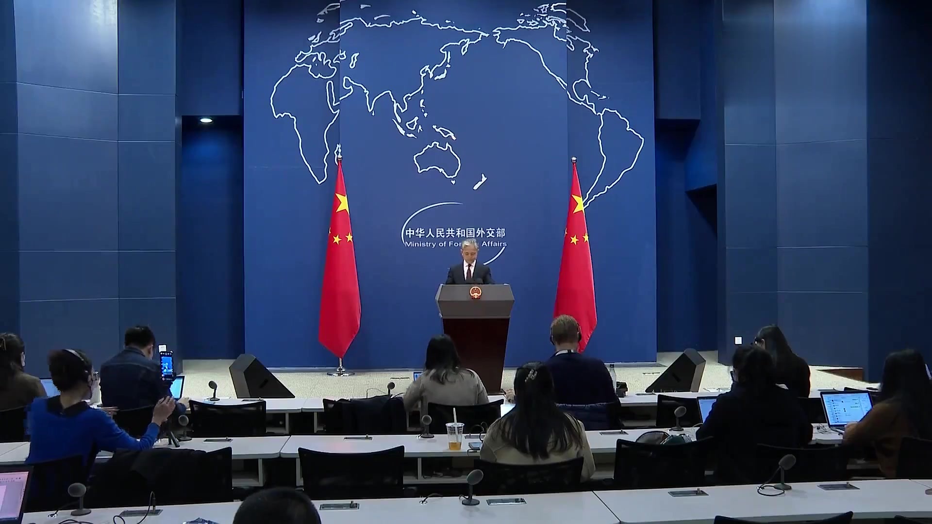 外交部发言人:敦促美方采取负责任宏观经济政策