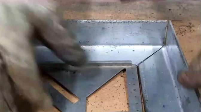看焊工师傅怎样把一根角铁折成直角边,切割技术有讲究,值得学习