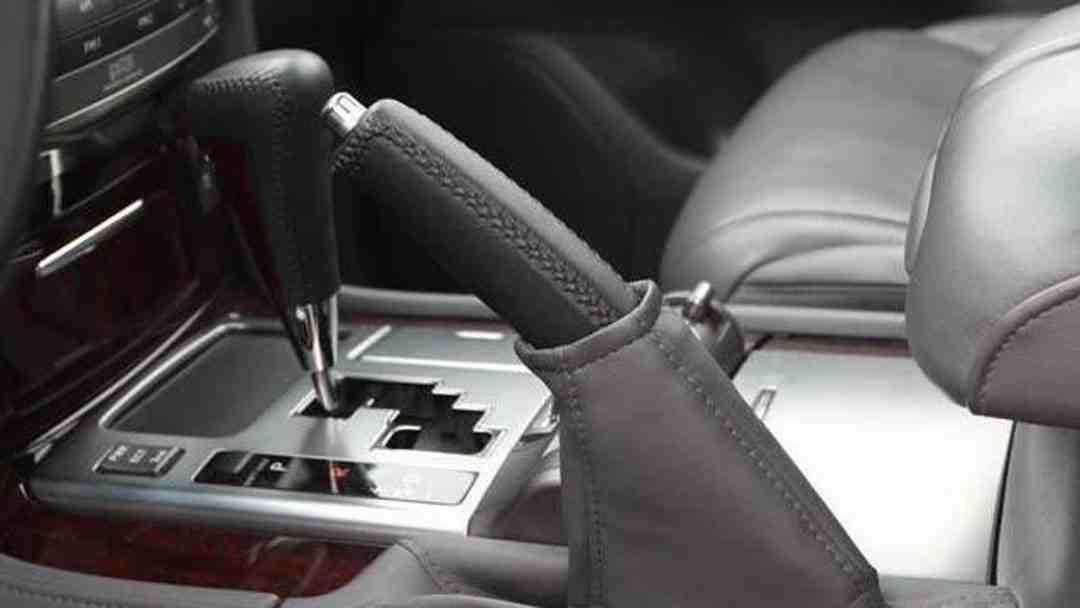 自动挡停车时,拉手刹和挂P档,到底哪个在先?顺序弄反等于毁车