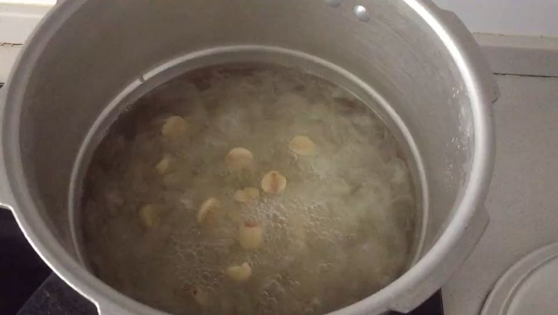 给大家分享一下,银耳桂圆莲子汤