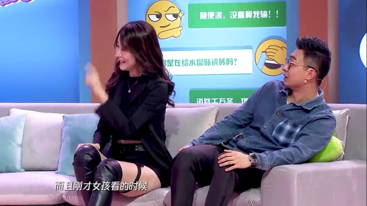 玩游戏的朋友:KPL的美女解说梦梦来了,现场舞蹈非常好看