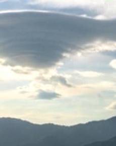 【深圳天空现罕见飞碟云 气象专家来科普】近日,有网友在深圳天文台...