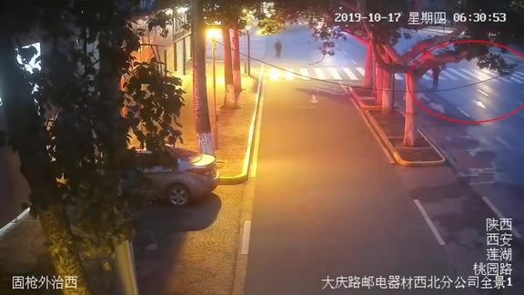 行走在斑马线上也未必安全,过马路还是多留神