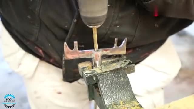 用一块钢板做木工开孔器,用来给木板打大尺寸的洞别提有多方便了