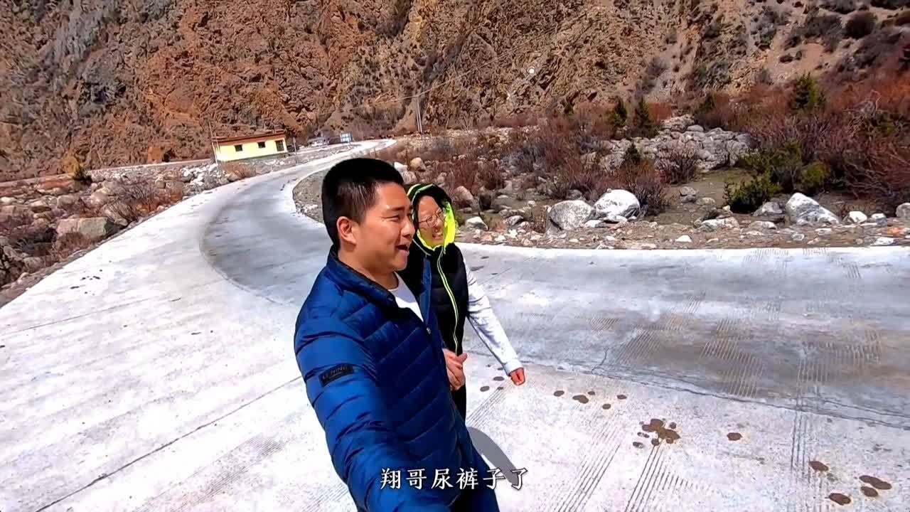 “长城炮”见到一片沙地,忍不住豁了两圈,怎么干踩油门没有力呢
