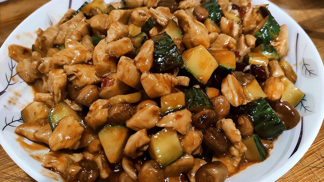 大厨教你做宫保鸡丁的家常做法,掌握两个窍门,出锅比饭店的还香