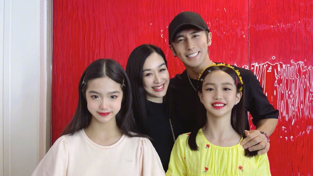 钟丽缇二女儿穿露脐装跳舞 动作利落女团范超强