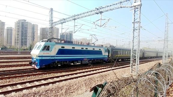 和谐电遇上韶山8!上海南至衡阳K759次列车途径杭州艮山门