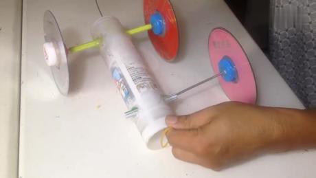 废旧光盘制作的橡皮筋动力车