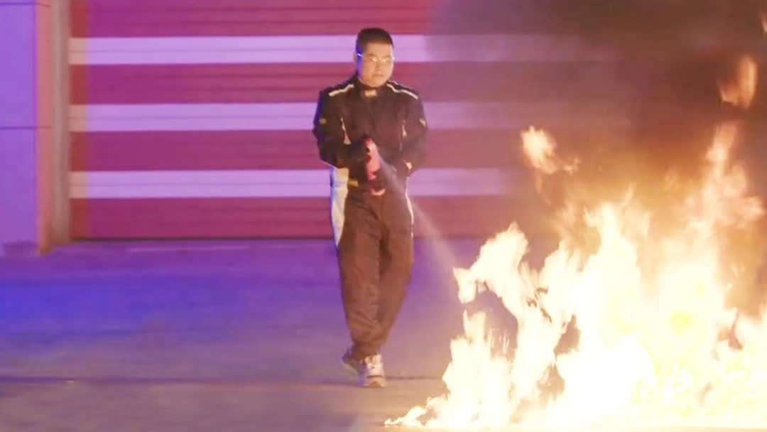 中国小伙发明小型灭火器,轻松扑灭各类火种,获上市公司千万投资