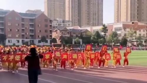 不一样的运动会开幕式,小学生边走边念口号,场面相当的霸气很有范!