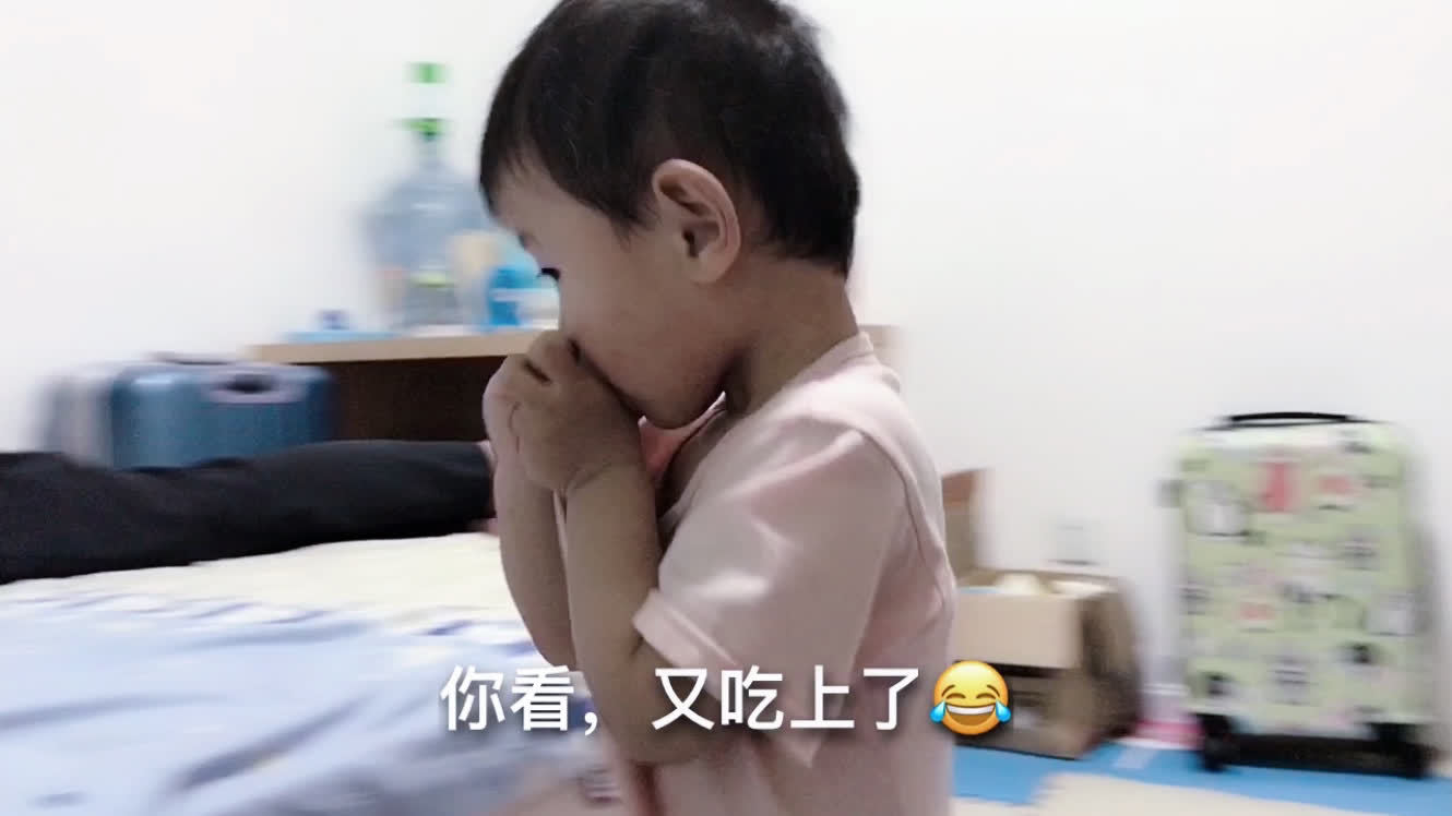 17个月的宝宝还吃手指,给他泡了黄连水照吃不误,真的无法戒掉了