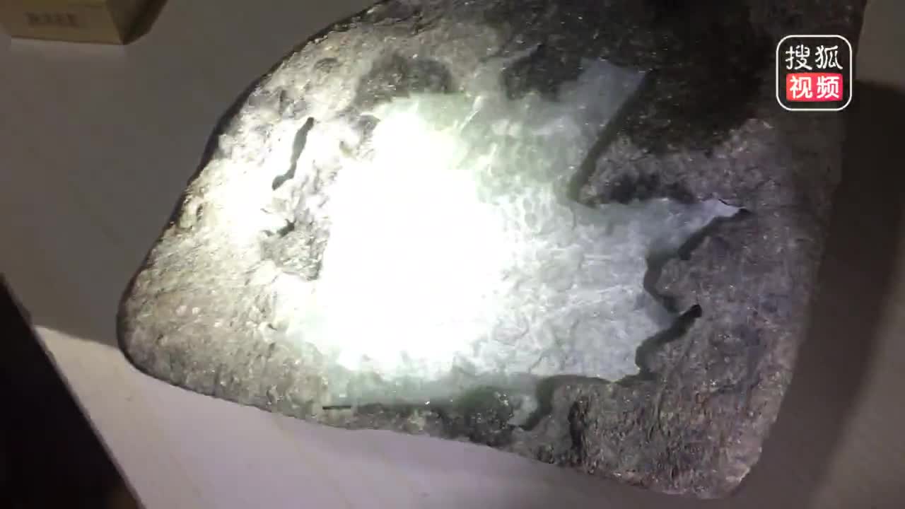 独一无二的大开窗的翡翠原石