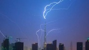 闪电击中“世界第一高楼”迪拜哈利法塔