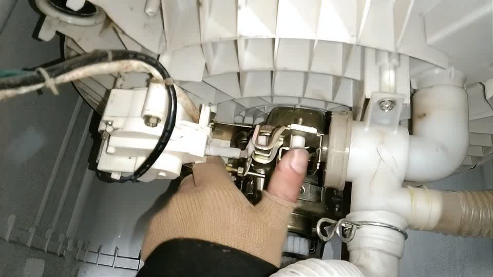 .b>洗衣机排过水之后电机转甩干