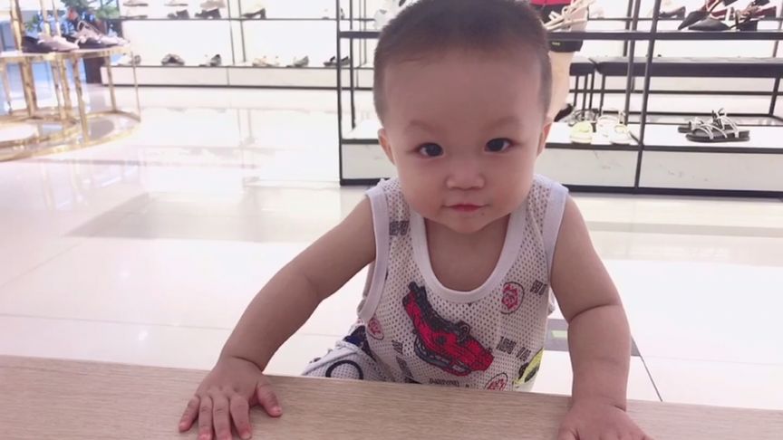 好好记住你还不会走路的模样,等到你会走了,我好回头看看