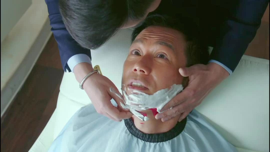 北上广不相信眼泪:小亮这刮胡子技巧是真的烂,一下就把刮破了