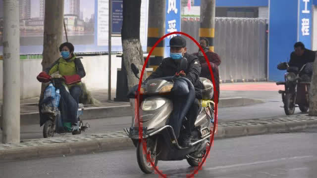 骑电动车装挡风被被罚款50元,车主:天冷骑车怎么办?