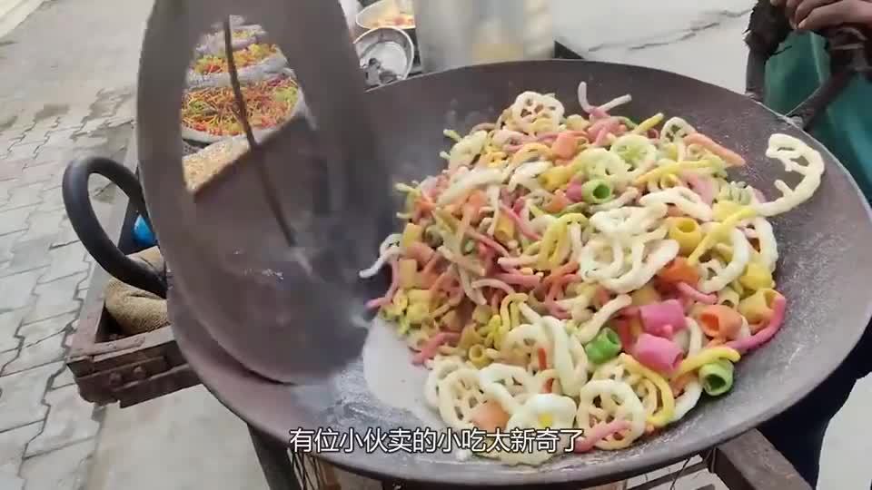 小伙用沙子炒脆饼,越炒越变形,游客追到家门就想买斤带回家