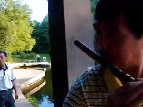 老艺人张志详在得月亭上唱《王庆起解》