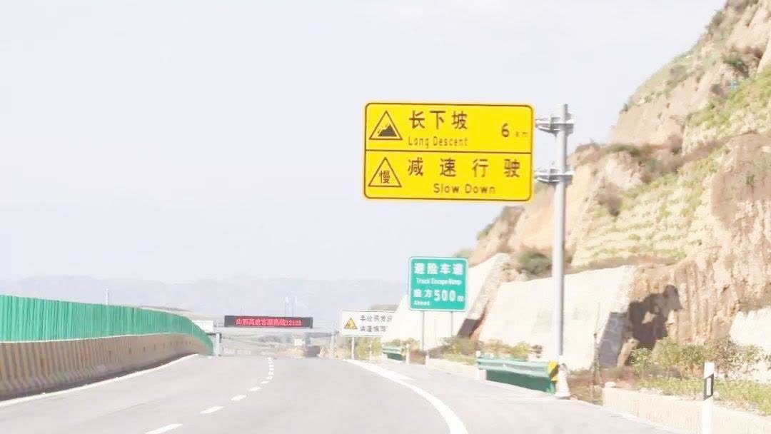 自动挡下坡一直用D挡?记住!这样非但不省油,还危险